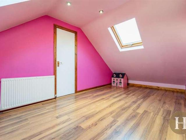 5 bed house for sale