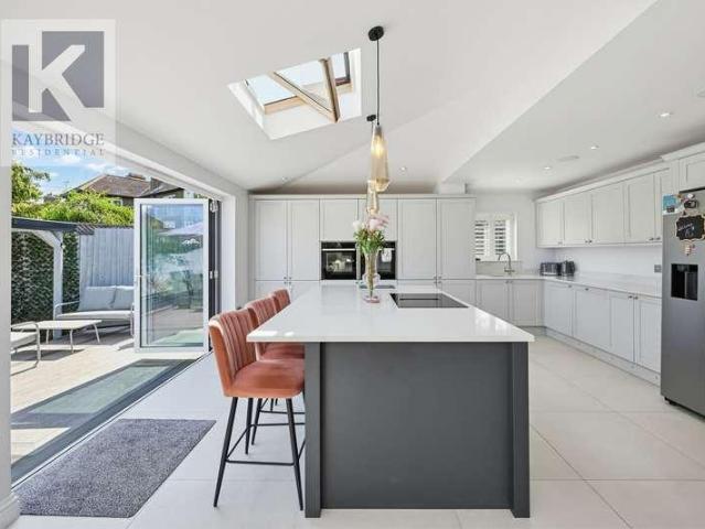 5 bed house for sale