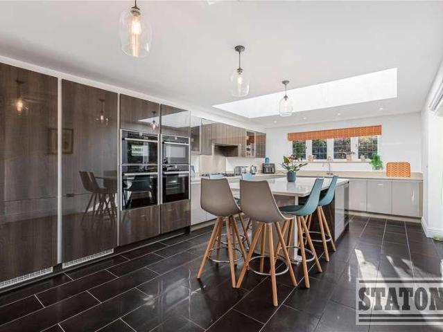 5 bed house for sale