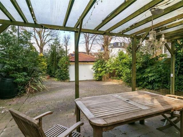 5 bed house for sale