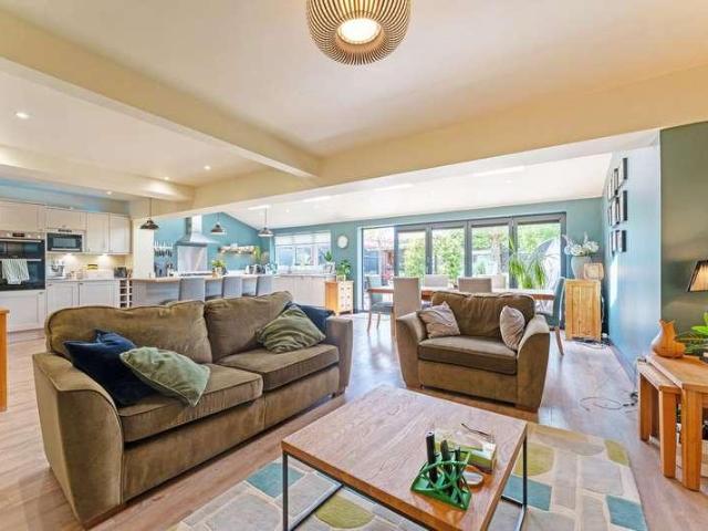 5 bed house for sale