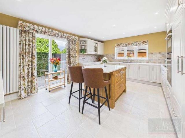 5 bed house for sale