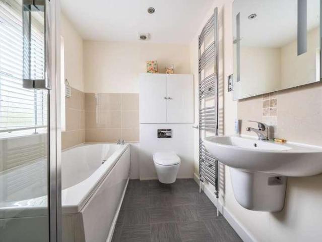 5 bed house for sale