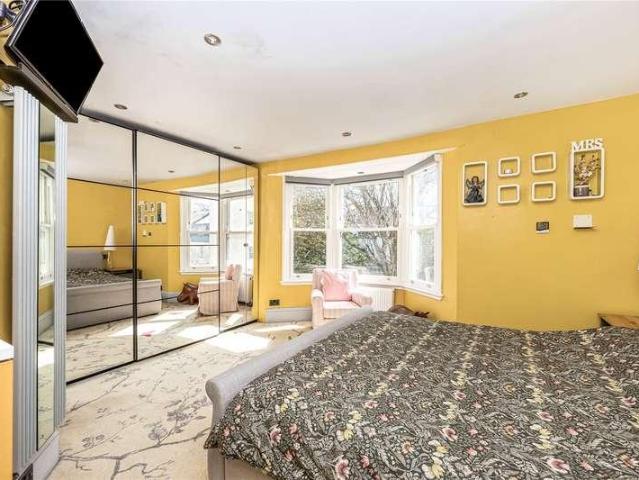 5 bed house for sale