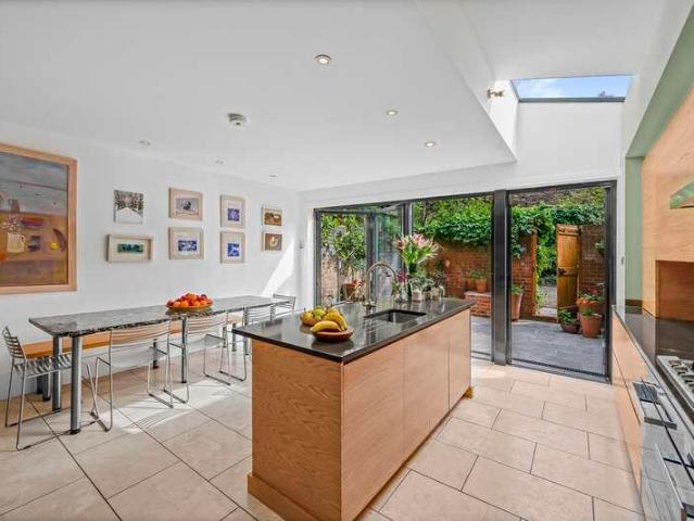 5 bed house for sale