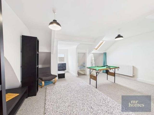 5 bed house for sale