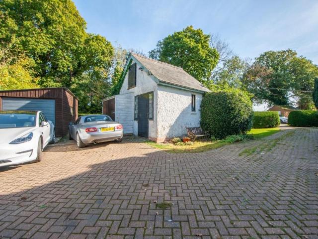 5 bed house for sale