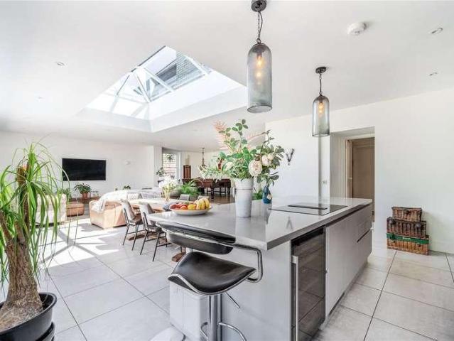 5 bed house for sale