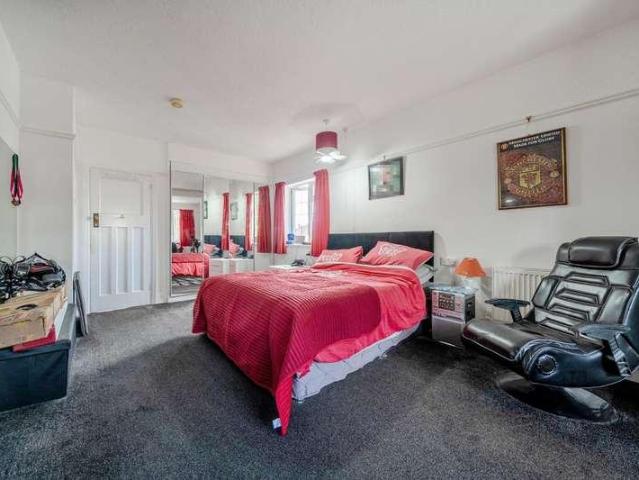 5 bed house for sale