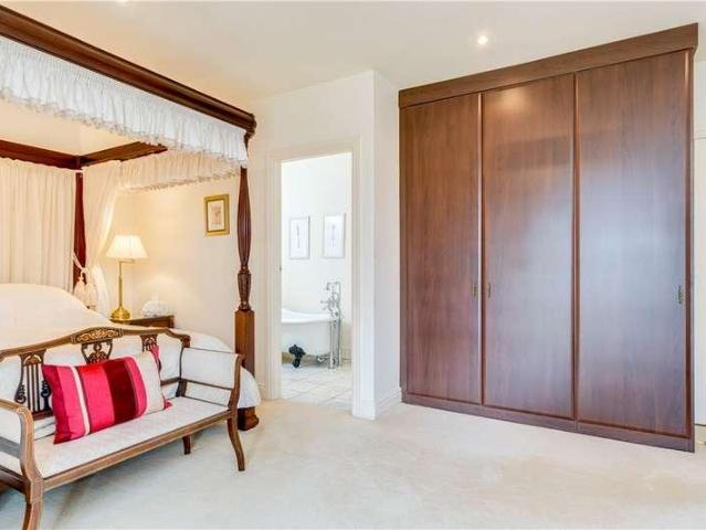 5 bed house for sale