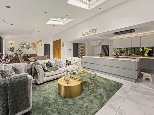 5 bed house for sale