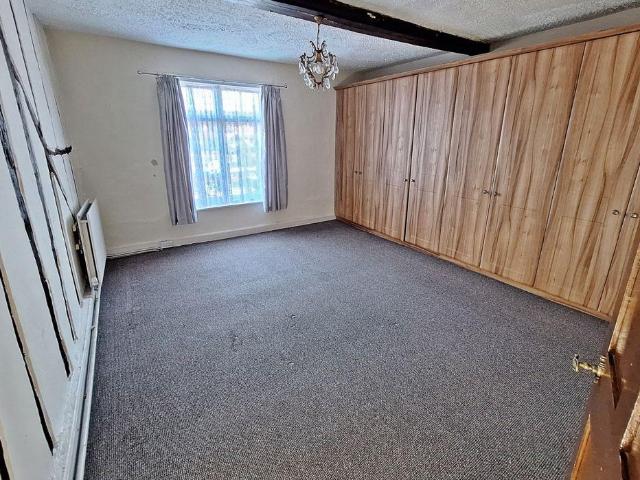 5 bed house for sale