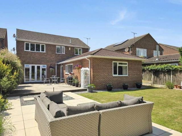 5 bed house for sale
