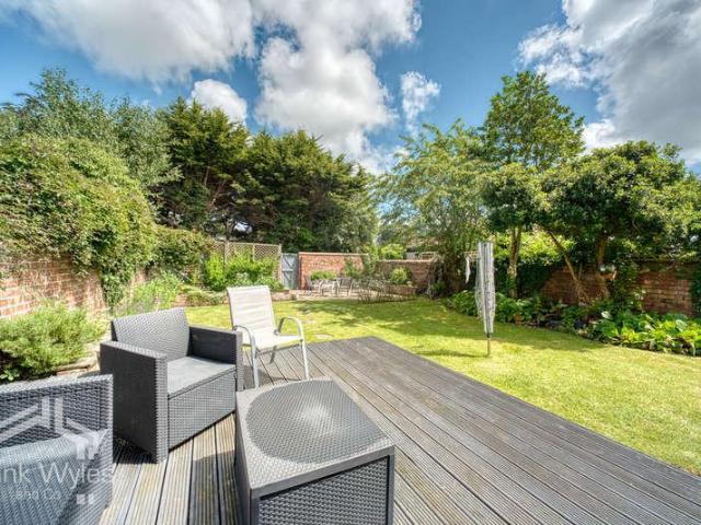 5 bed house for sale
