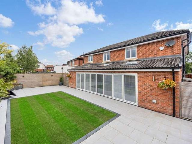 5 bed house for sale