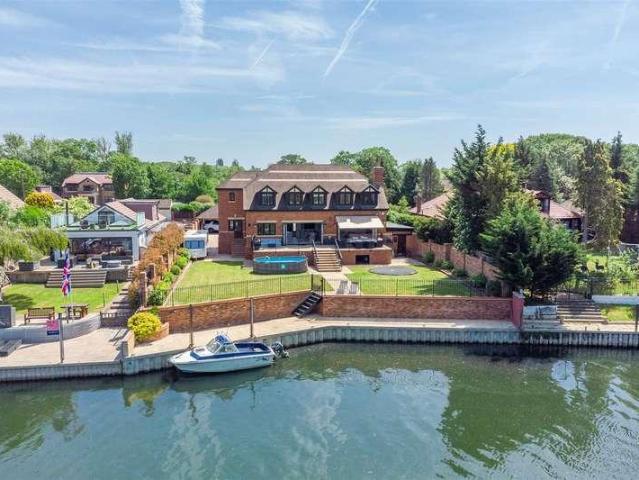 5 bed house for sale