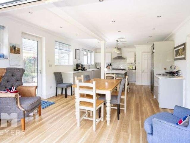5 bed house for sale