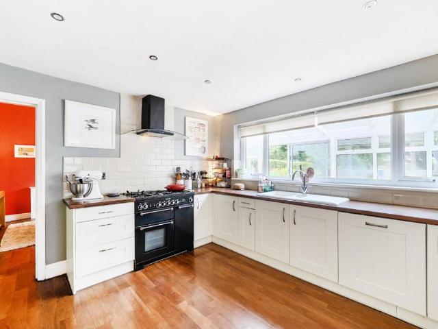 5 bed house for sale