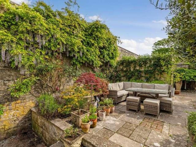 5 bed house for sale