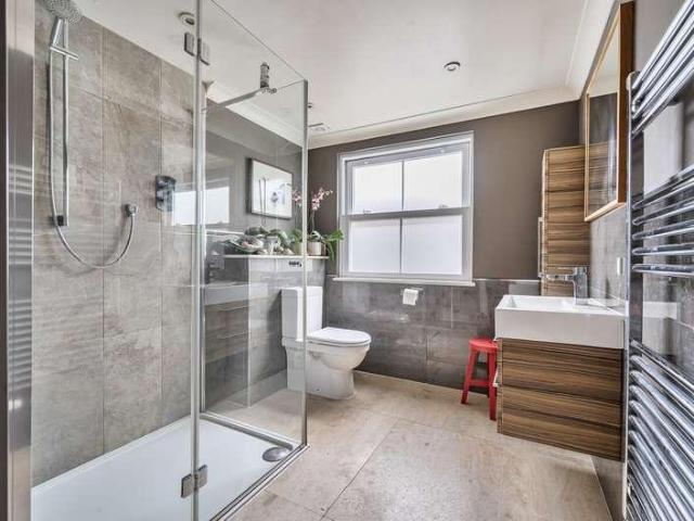 5 bed house for sale