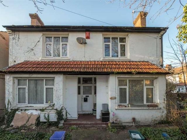 5 bed house for sale