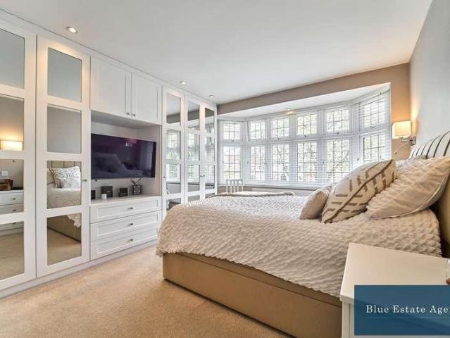 5 bed house for sale