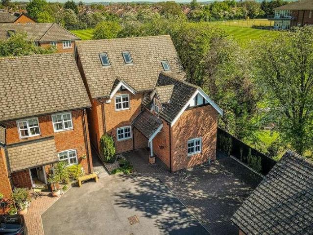 5 bed house for sale