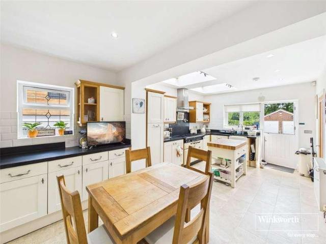 5 bed house for sale
