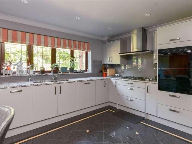 5 bed house for sale