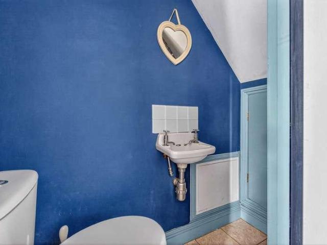 5 bed house for sale