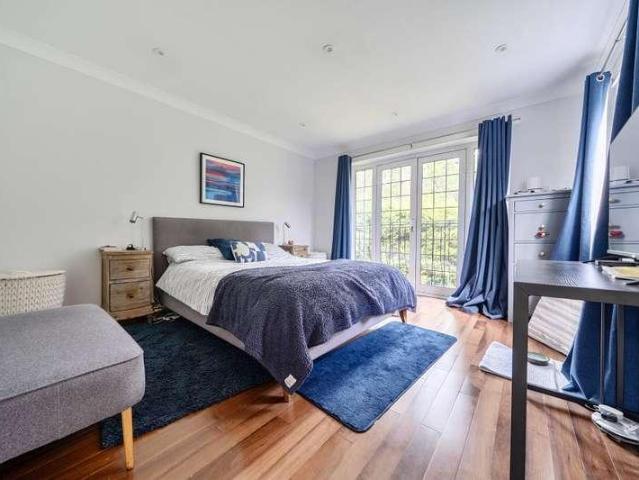 5 bed house for sale