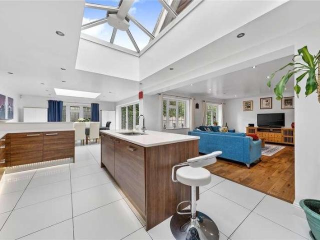 5 bed house for sale