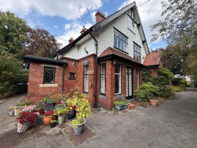 5 bed house for sale