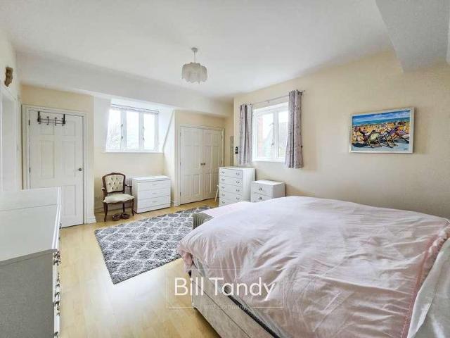 5 bed house for sale
