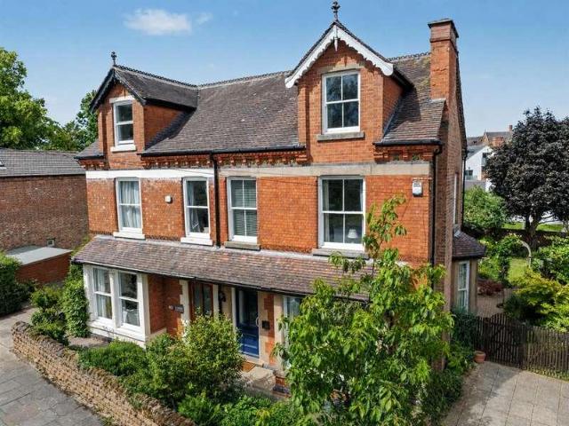 5 bed house for sale