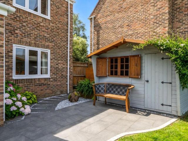 5 bed house for sale