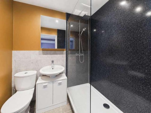 5 bed house for sale