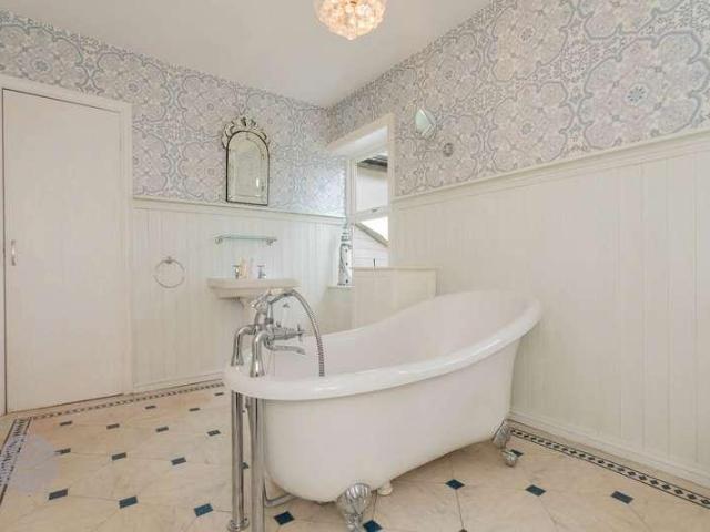 5 bed house for sale