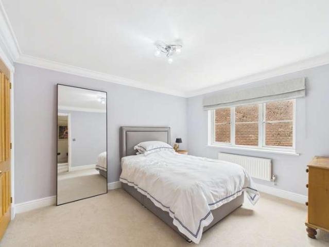 5 bed house for sale