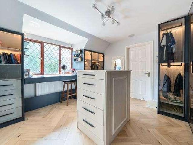 5 bed house for sale