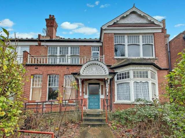 5 bed house for sale