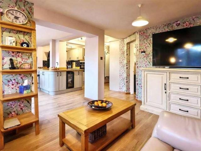 5 bed house for sale