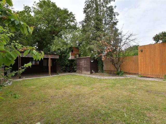 5 bed house for sale