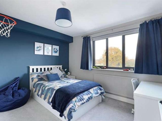5 bed house for sale