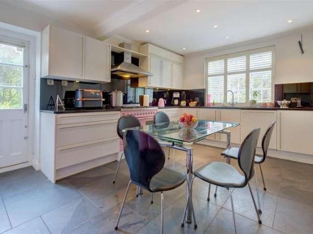 5 bed house for sale