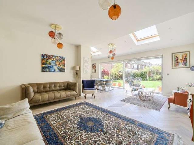 5 bed house for sale