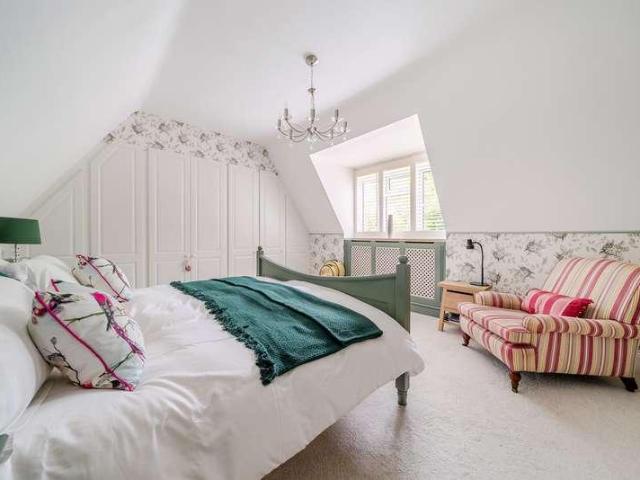 5 bed house for sale