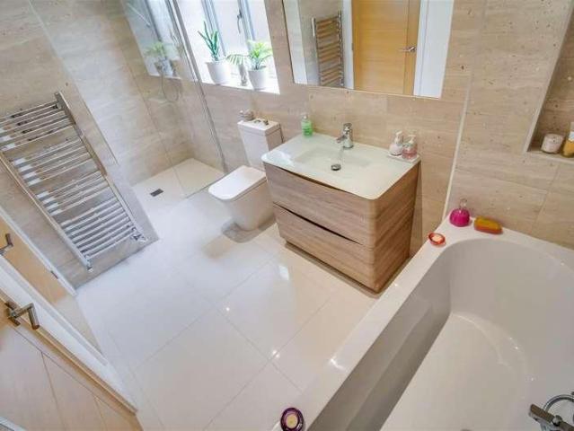 5 bed house for sale
