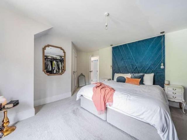 5 bed house for sale