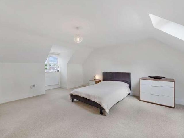 5 bed house for sale